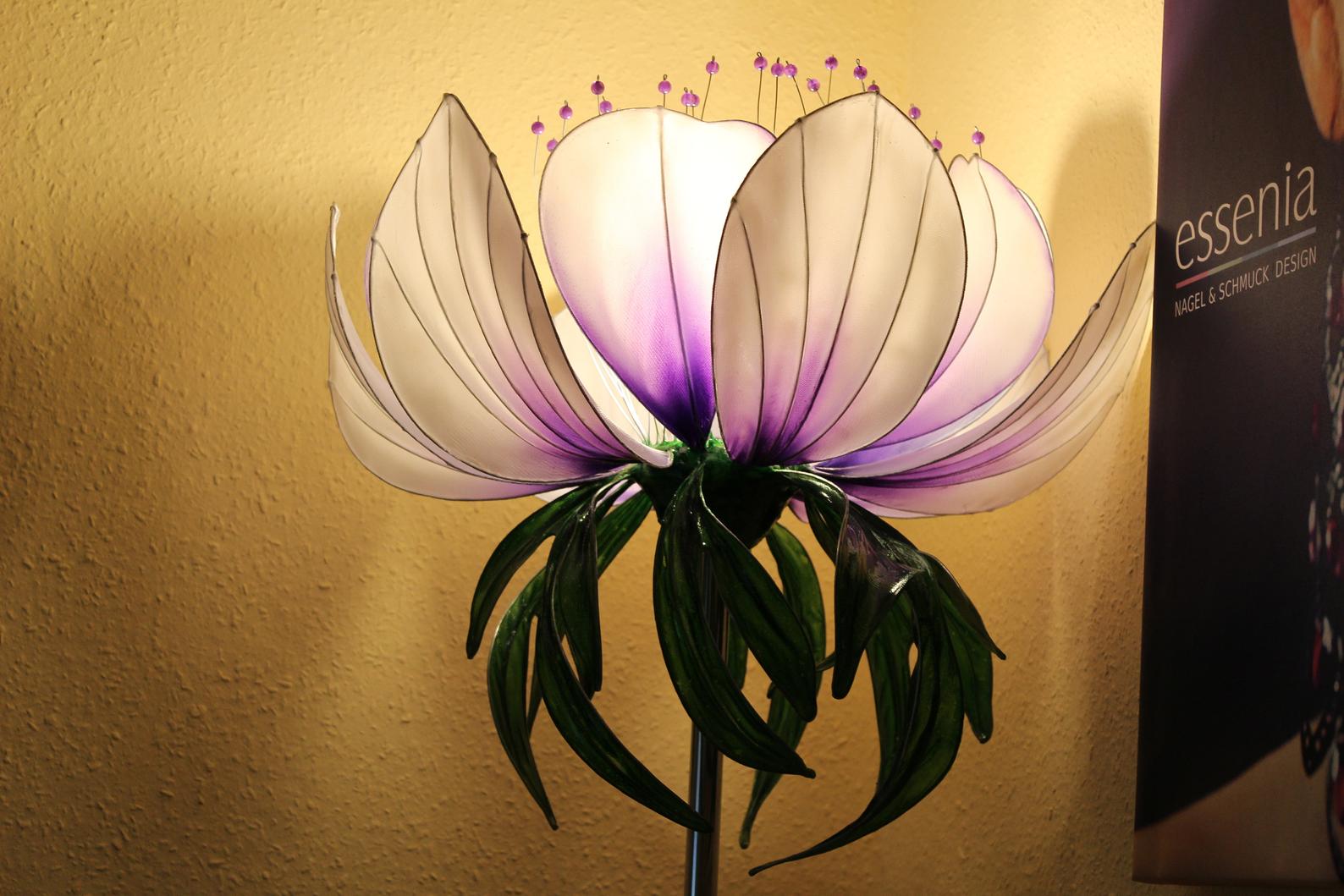 You Can Get Colorful Flower Shaped Lamps And They Are Stunning